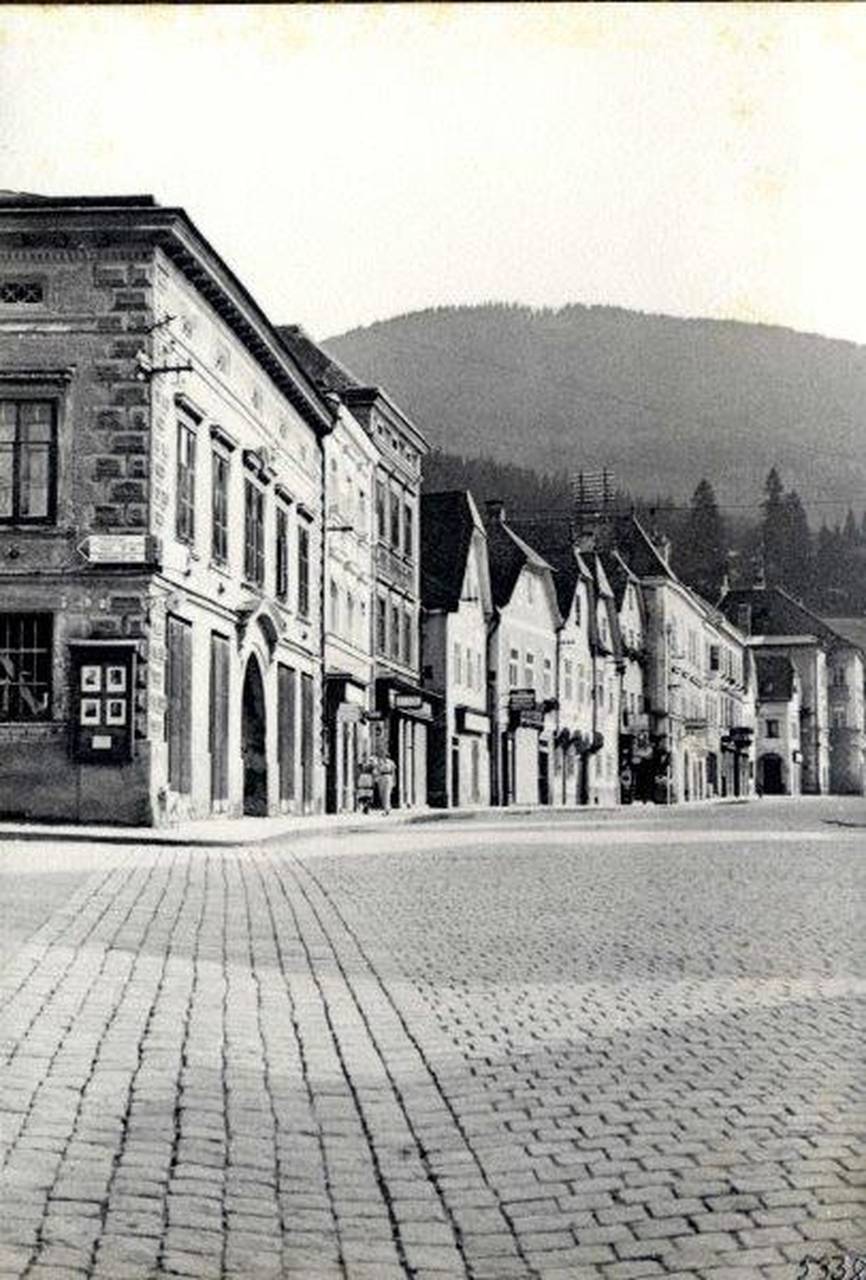 Unterer Stadtplatz Richtung Süden, gepflastert